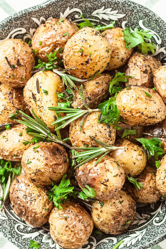 Garlic Roasted Potatoes with Lemon (How to roast potatoes perfectly ...